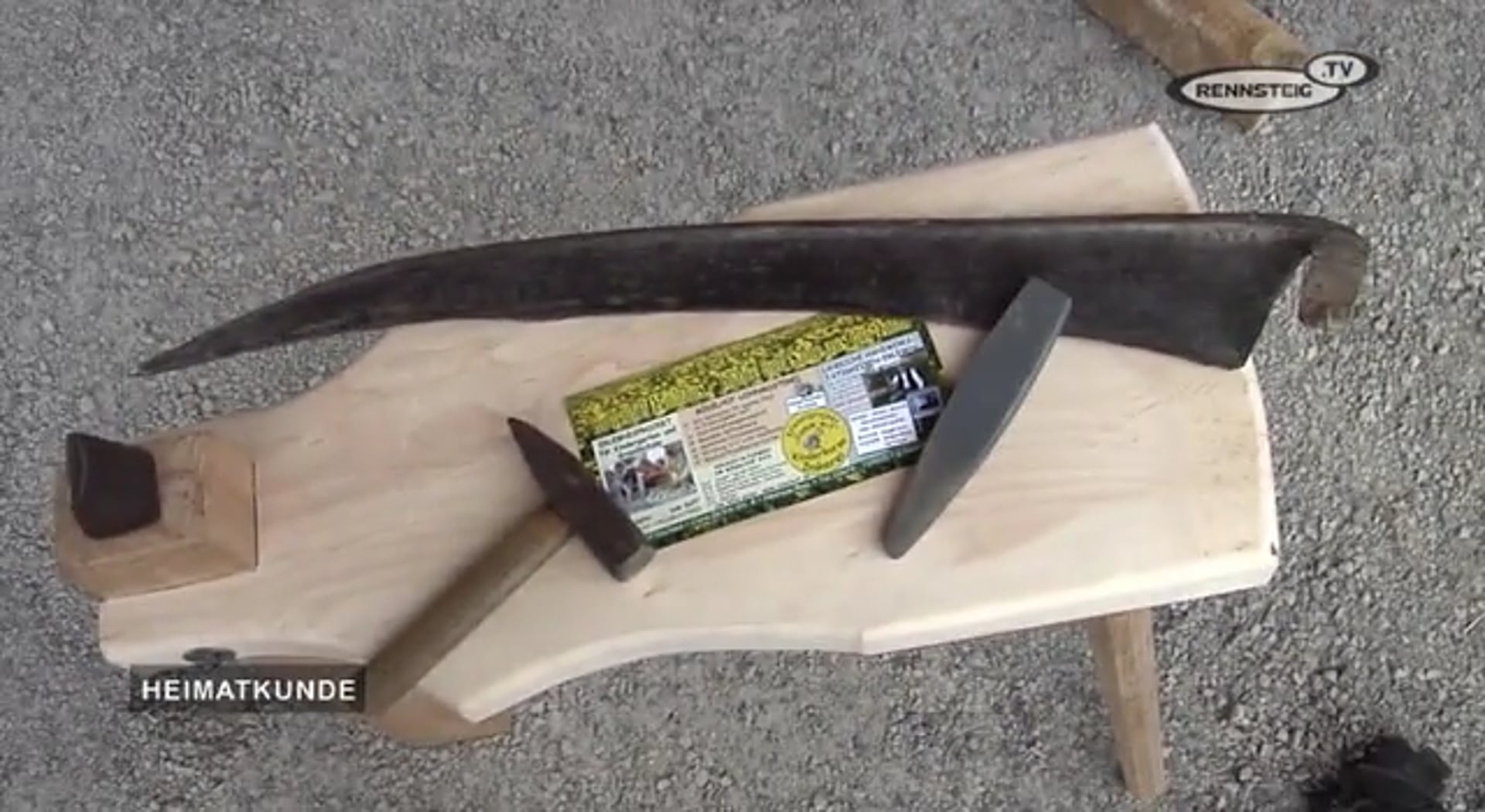 Heimatkunde - Wie dengelt man eine Sense richtig? - Rennsteig TV